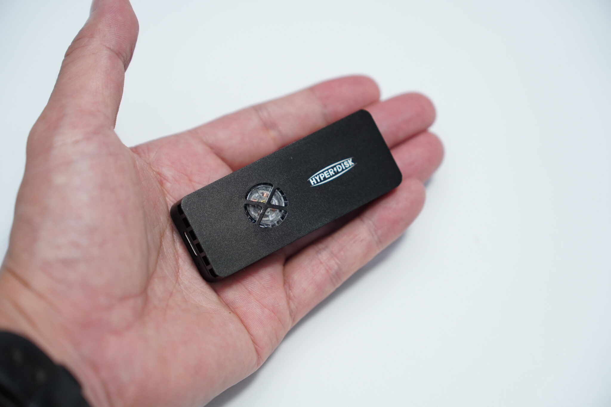 【レビュー】大容量データ転送も爆速で快適！超小型サイズのSSD「HyperDisk X」が登場 | NORILOG（ノリログ）