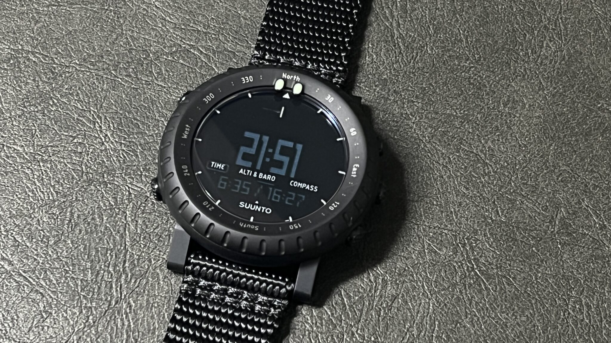 【レビュー】Suunto Core Alpha Stealth オールブラック ミルスペック仕様のアウトドアウォッチ | NORILOG（ノリログ）